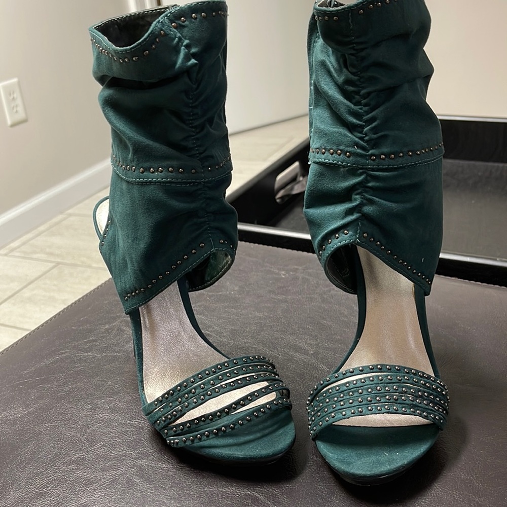 Dark Green Heels Very Different And Interesting. - Gem
